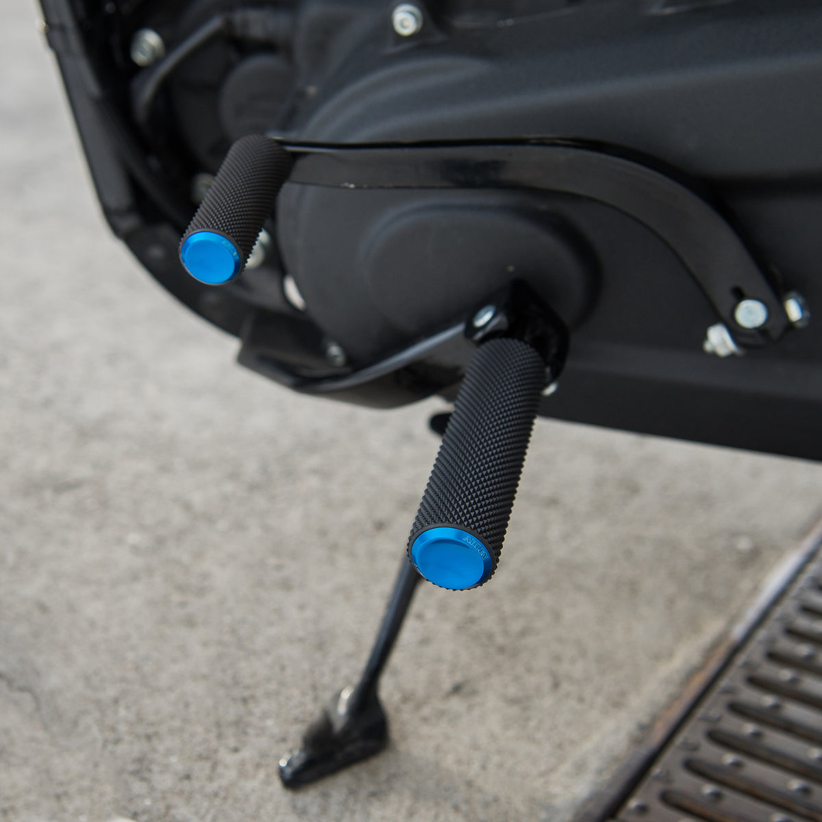 Knurled Footpegs, Blue – ArlenNess